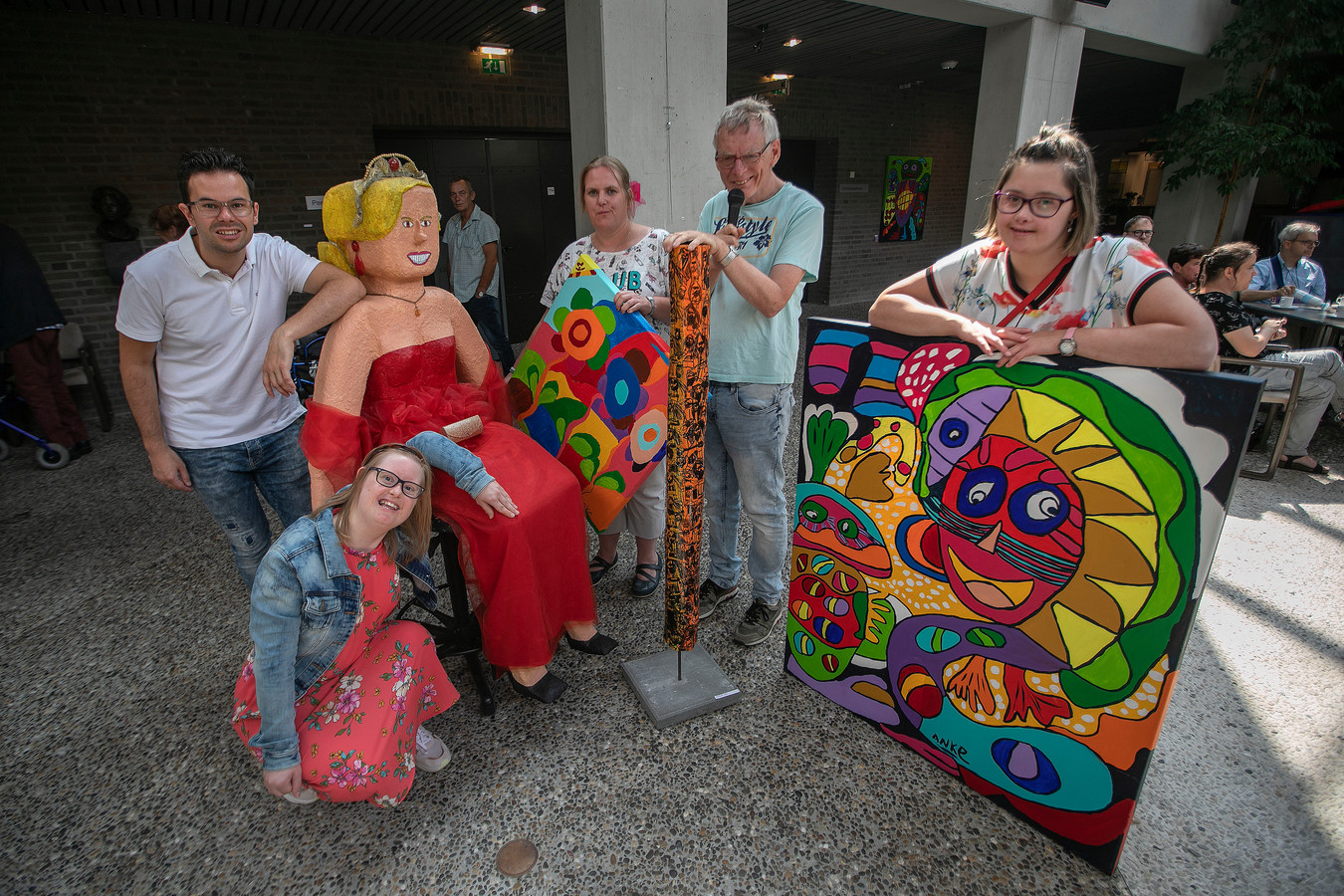 Waterval van kleur in gemeentehuis Deurne | Foto | ed.nl