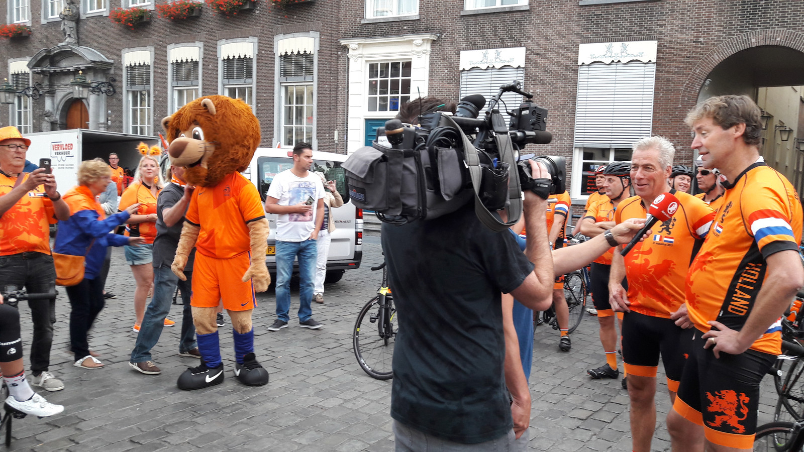 Oranjefans zingend op weg naar Parijs | Foto | bndestem.nl