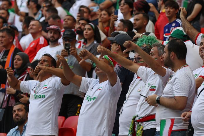 Emoties lopen bij spelers en fans van Iran hoog op, tranen op het veld ...