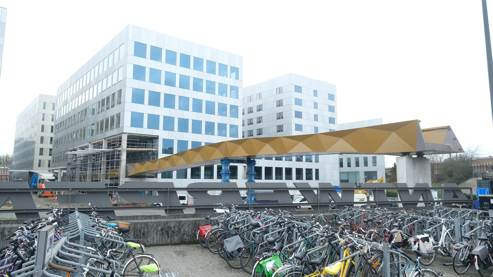 Dit is ze dan: nieuwe voetgangersbrug tussen Berchem Station en Post X ...