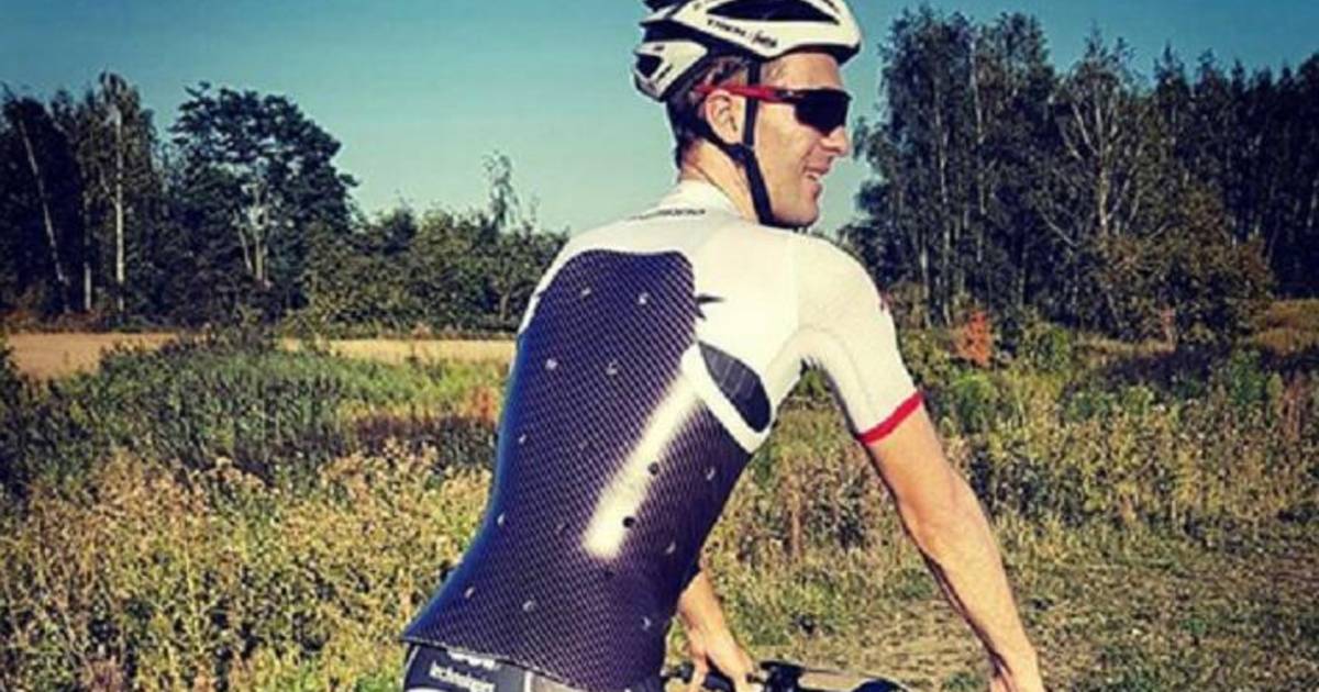 Theuns na gebroken ruggenwervel met speciaal korset weer op de fiets ...