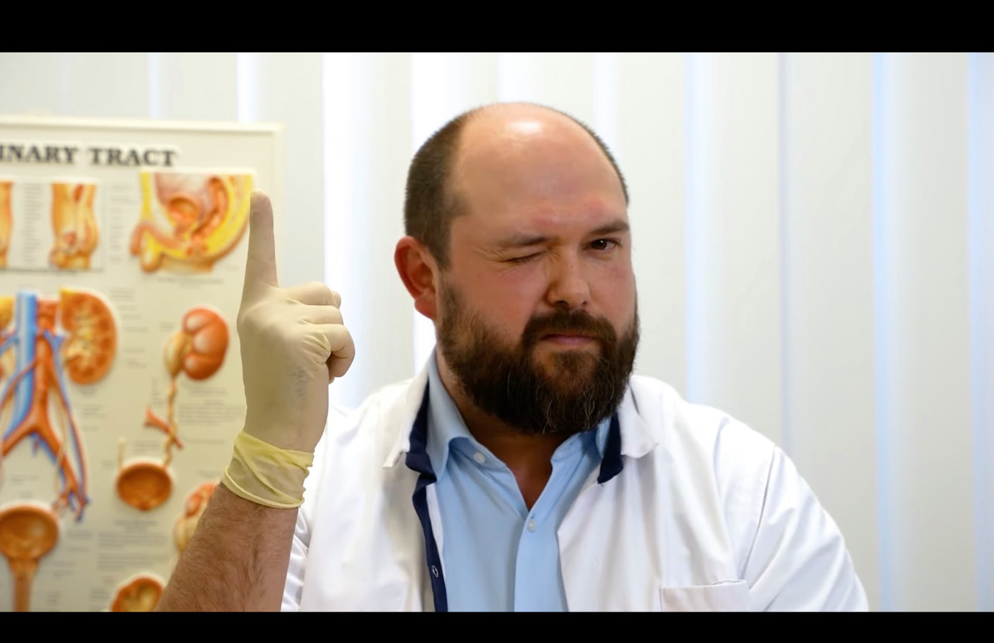 Uroloog Sam Ward gaat viraal met kiwi-filmpje over teelbalonderzoek ...