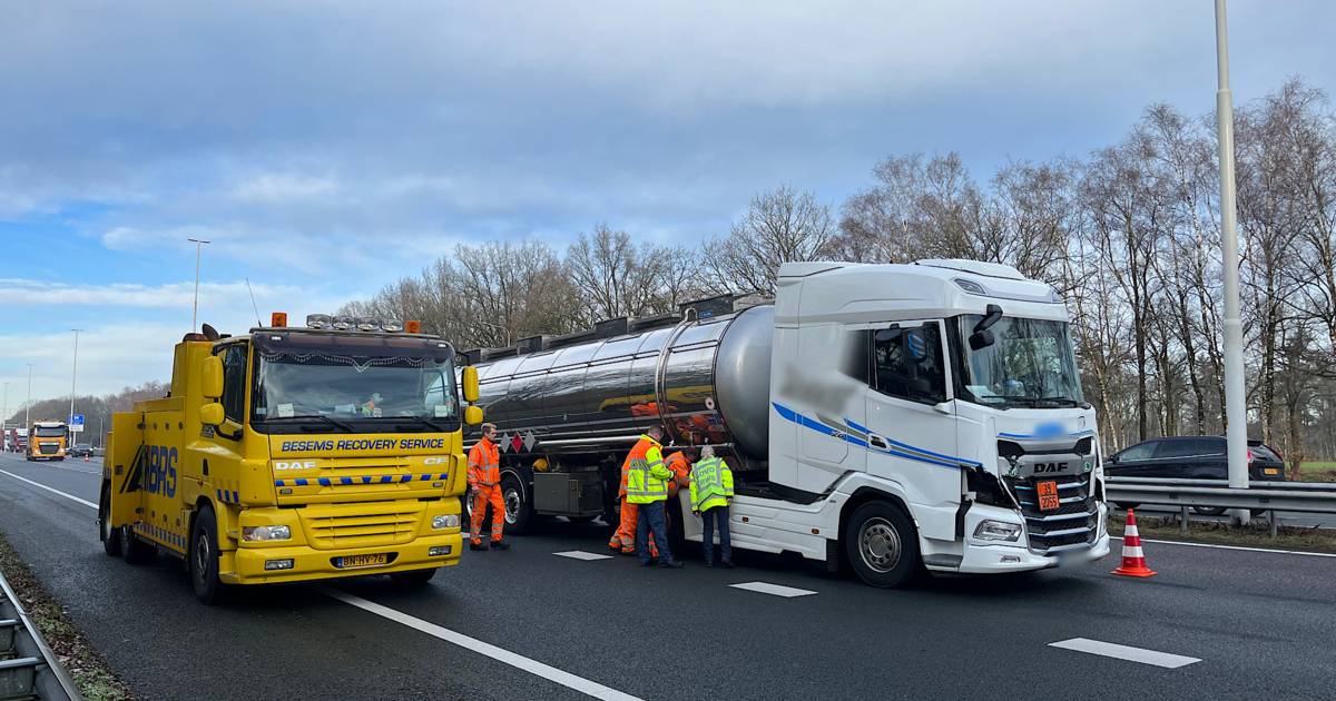 Drie vrachtwagens botsen op A58 bij Moergestel, brandweer uitgerukt vanwege gevaarlijke stoffen ...