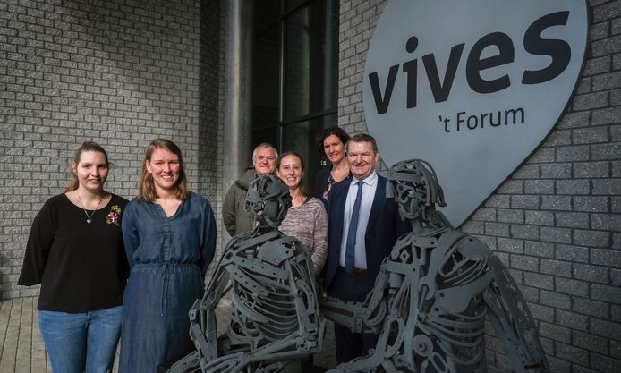 Vives voert mantelzorgstatuut in voor studenten: “Als zieke mama me ...