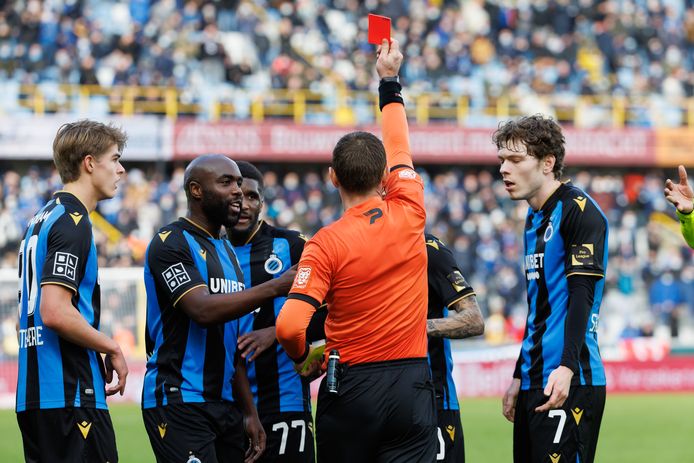 Noa Lang ontsnapt aan schorsing: rode kaart voor aanraken ...