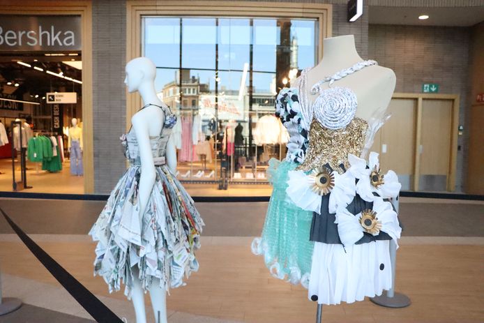 Des robes de soirée en bouchons, canettes, CD... sont exposées à ...
