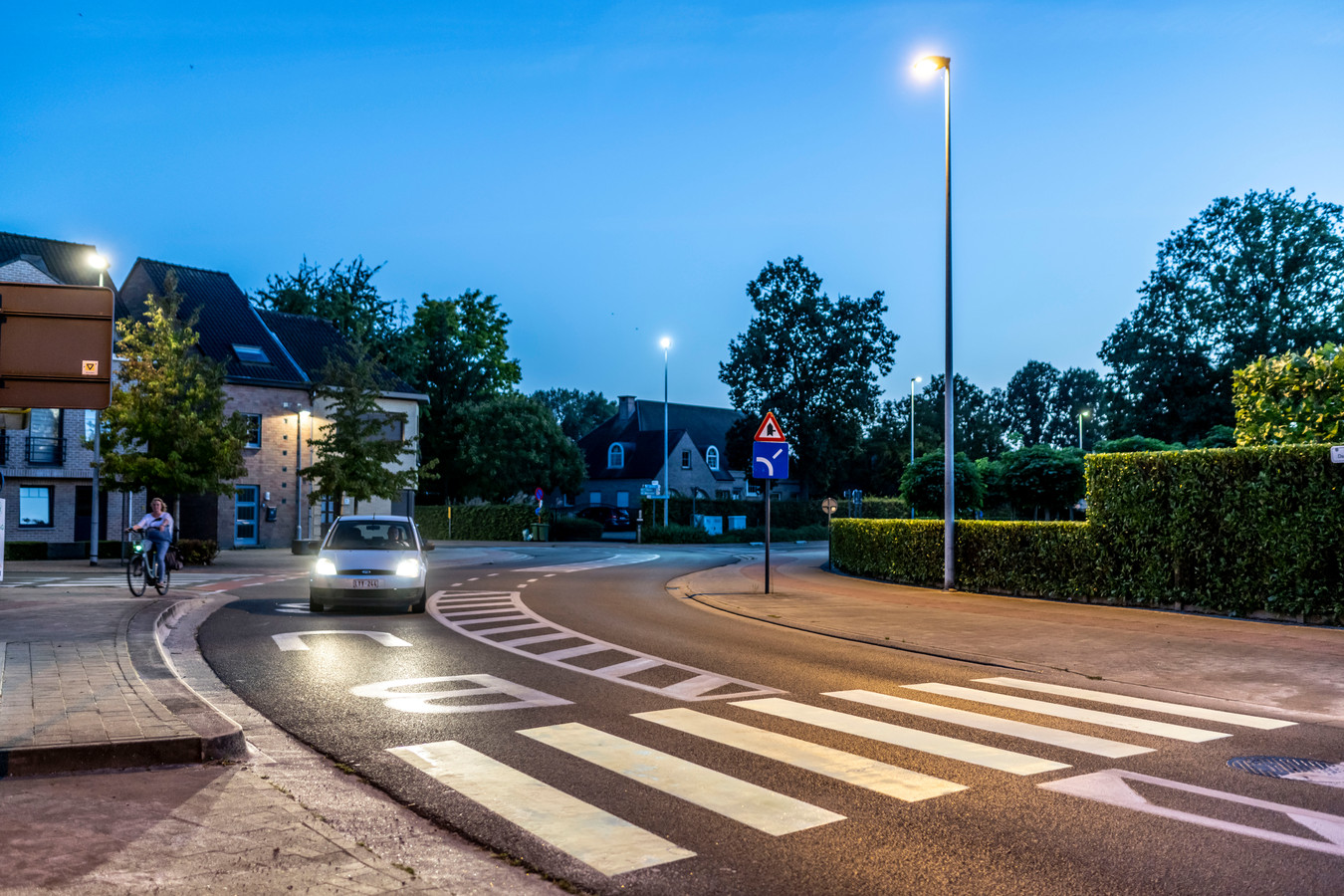 Zo ziet eerste lichtgevend zebrapad er uit wanneer het donker wordt ...