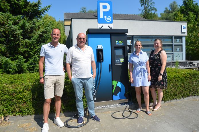 AWDD plaatst nieuwe publieke laadpaal langs Albertlaan | Ninove | hln.be