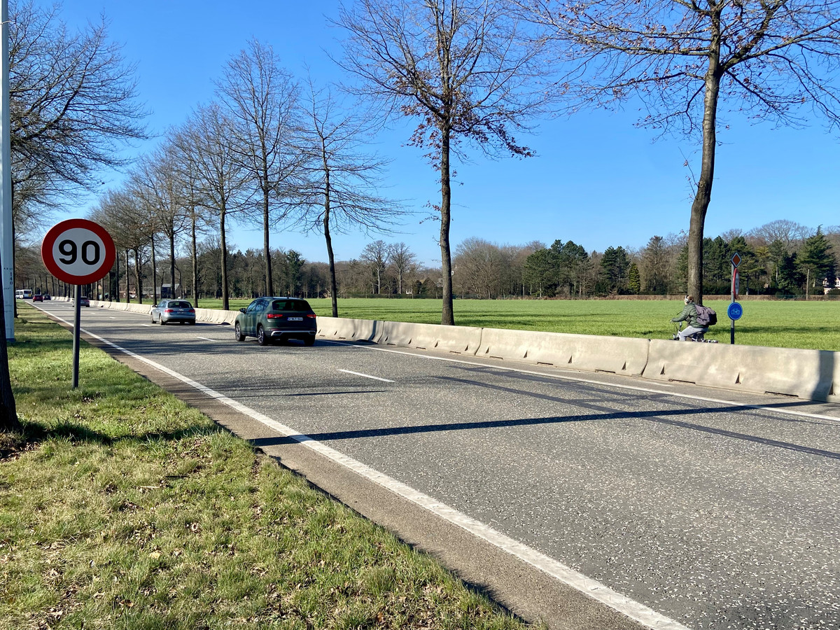 1,25 meter hoge betonblokken scheiden fietspad van rijbaan: “Breek die ...