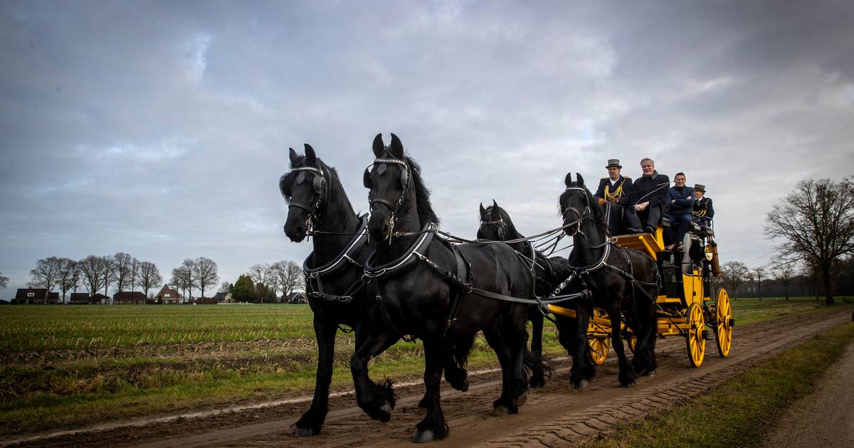 Nog één keer met de postkoets over de Twentseweg: CvdK maakt ritje over ...