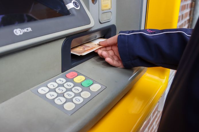 Enige geldautomaat in stadje Veere al vier weken kapot, monteurs komen ...