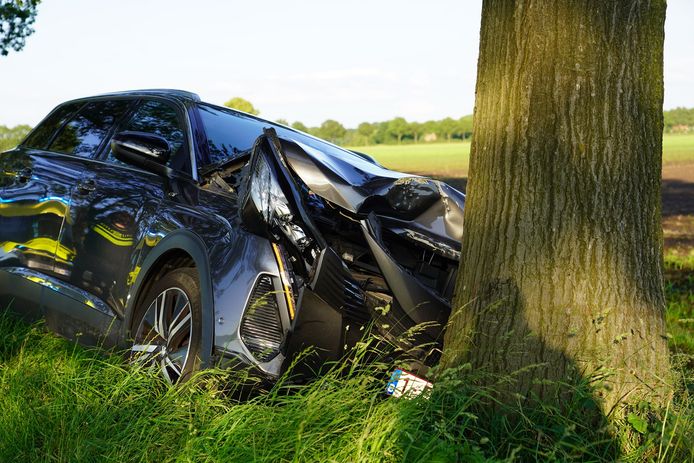 Ambulances uit België én Nederland komen voor automobilist die frontaal op boom botst in Baarle ...