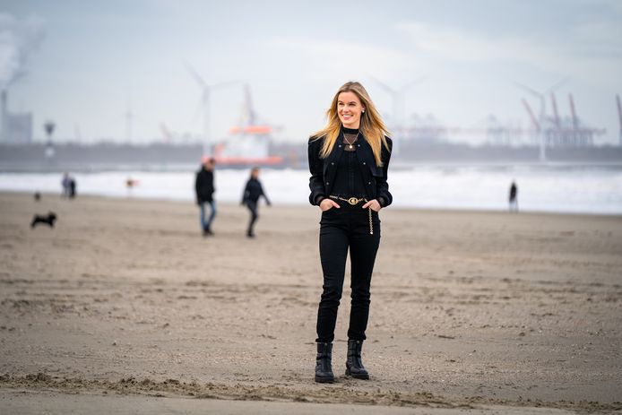 Nikki (25) gaat op wereldtournee als nieuwe zangeres van Belgische ...
