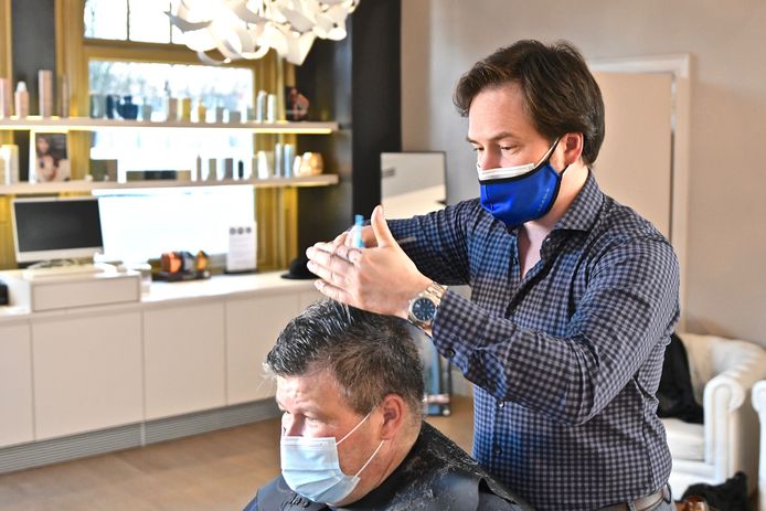 Kapper-burgemeester Francesco Vanderjeugd ontvangt schepen Geert ...