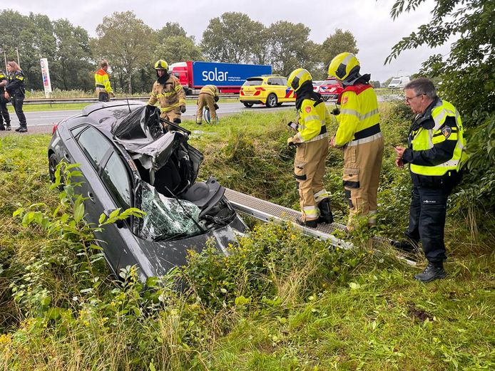 Ernstig ongeval bij Schaijk: auto belandt in greppel langs de A50 ...