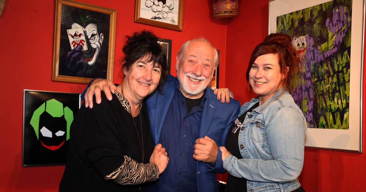 Urbanus viert 50 jaar op de planken met nieuwe plaat: “Willy Sommers is ...