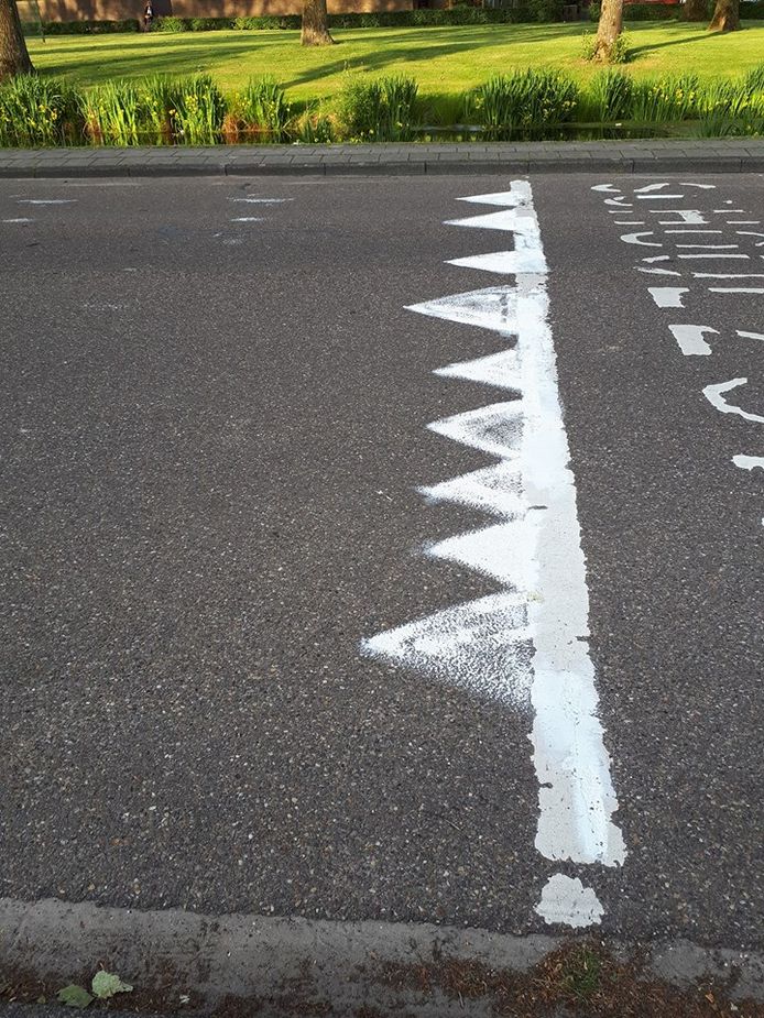 Man (62) is hardrijders beu en schildert haaientanden op wegdek ...