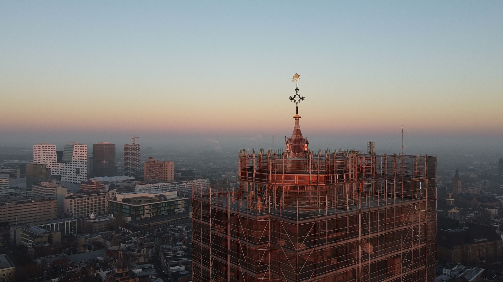 Waardoor de Domtoren niet meer de hoogste van het land is, maar dat wel ...