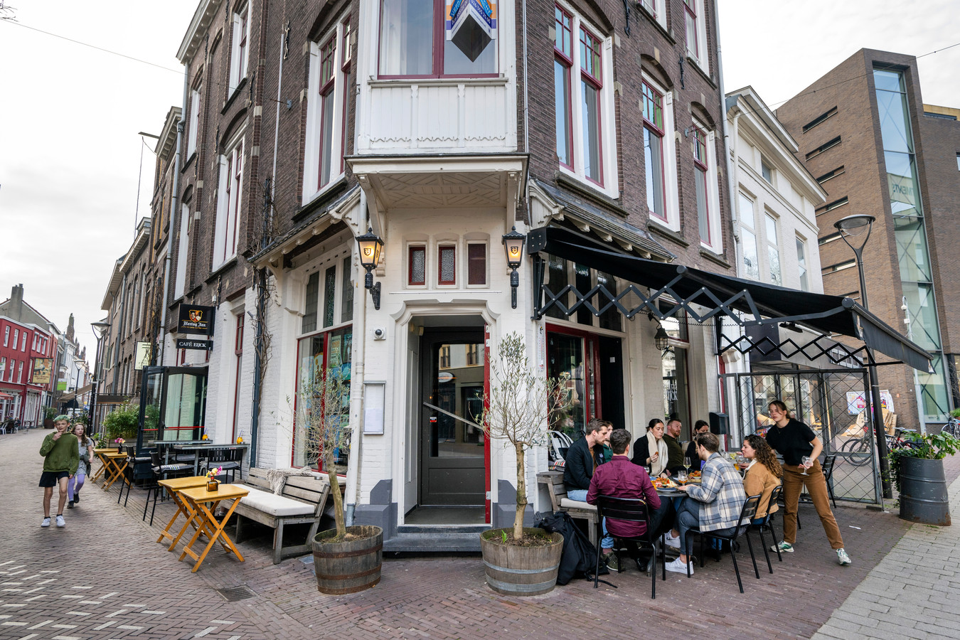 Dit is een echt café, waar je toevallig ook nog prima kunt eten | Foto | destentor.nl