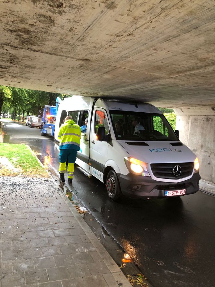 Busje rijdt zich vast onder ‘beruchte’ brug: inzittenden met beperking ...