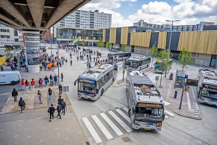 Nooit meer zoeken naar je bus op Zuidplein: alle lijnen nu op één plek ...