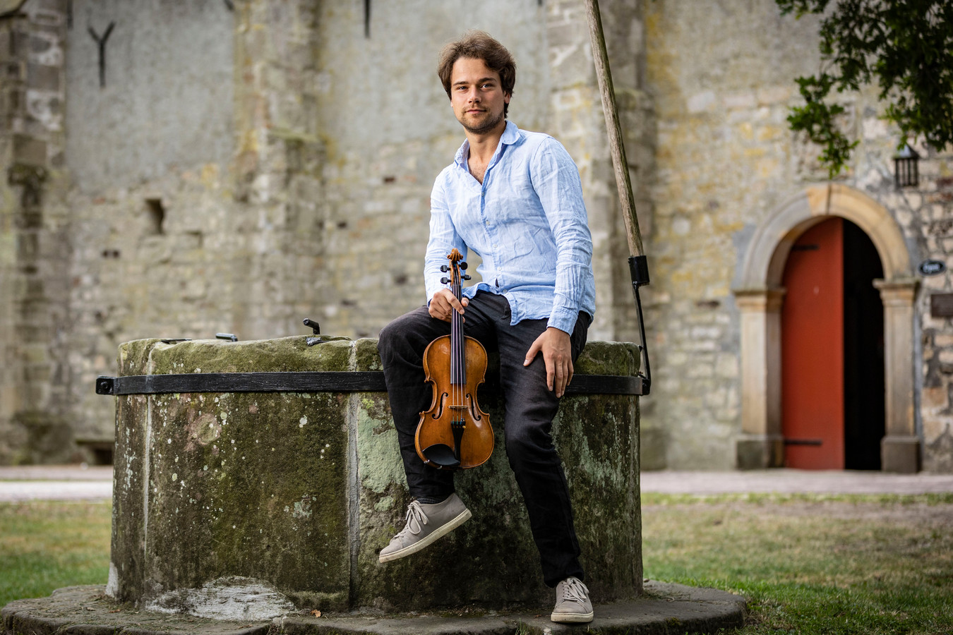 Violist Tim (28) groeide muzikaal op in Twente, nu speelt hij overal ...