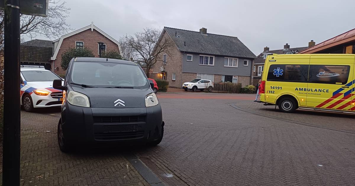 Wielrenner gewond na botsing met bestelbus in Eemnes | Eemnes | AD.nl