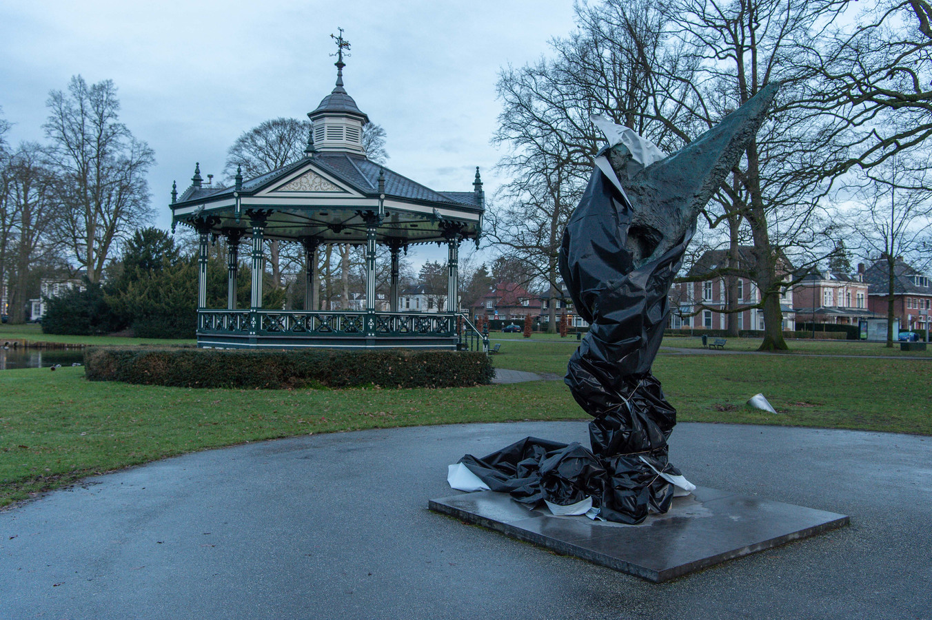 Vrijheidsbeelden in Apeldoorn en Vaassen uit protest tegen avondklok ...