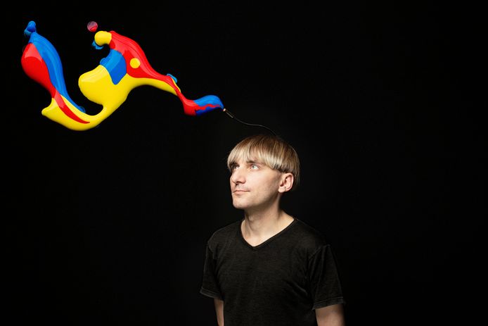 Dit is Neil. Hij heeft een antenne om kleuren te zien. En daar blijft ...