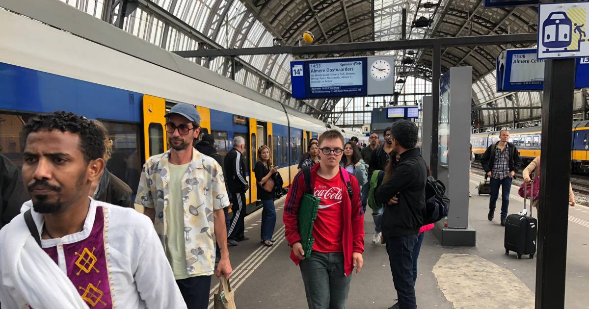 Joep reist ondanks syndroom van down zelfstandig met vliegtuig: ‘Hij ...