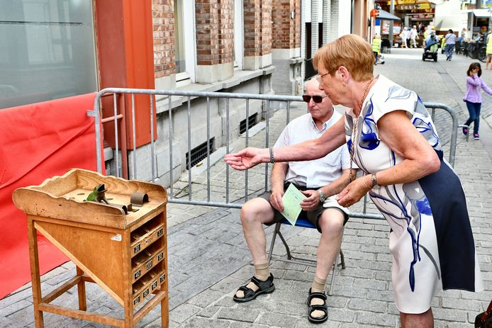 IN BEELD. Nooit te oud (of te jong) voor een spelletje op Izegem kermis ...