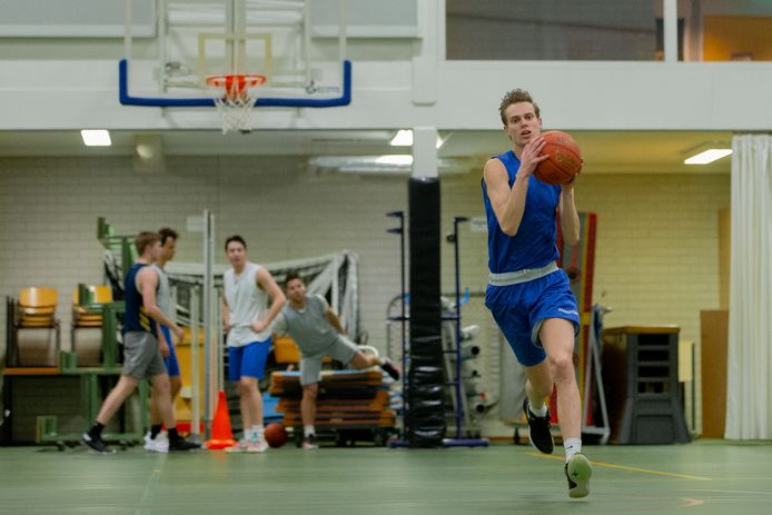 De jeugd grijpt zijn kans bij koploper Wyba: ‘Het gaat er soms fel aan ...