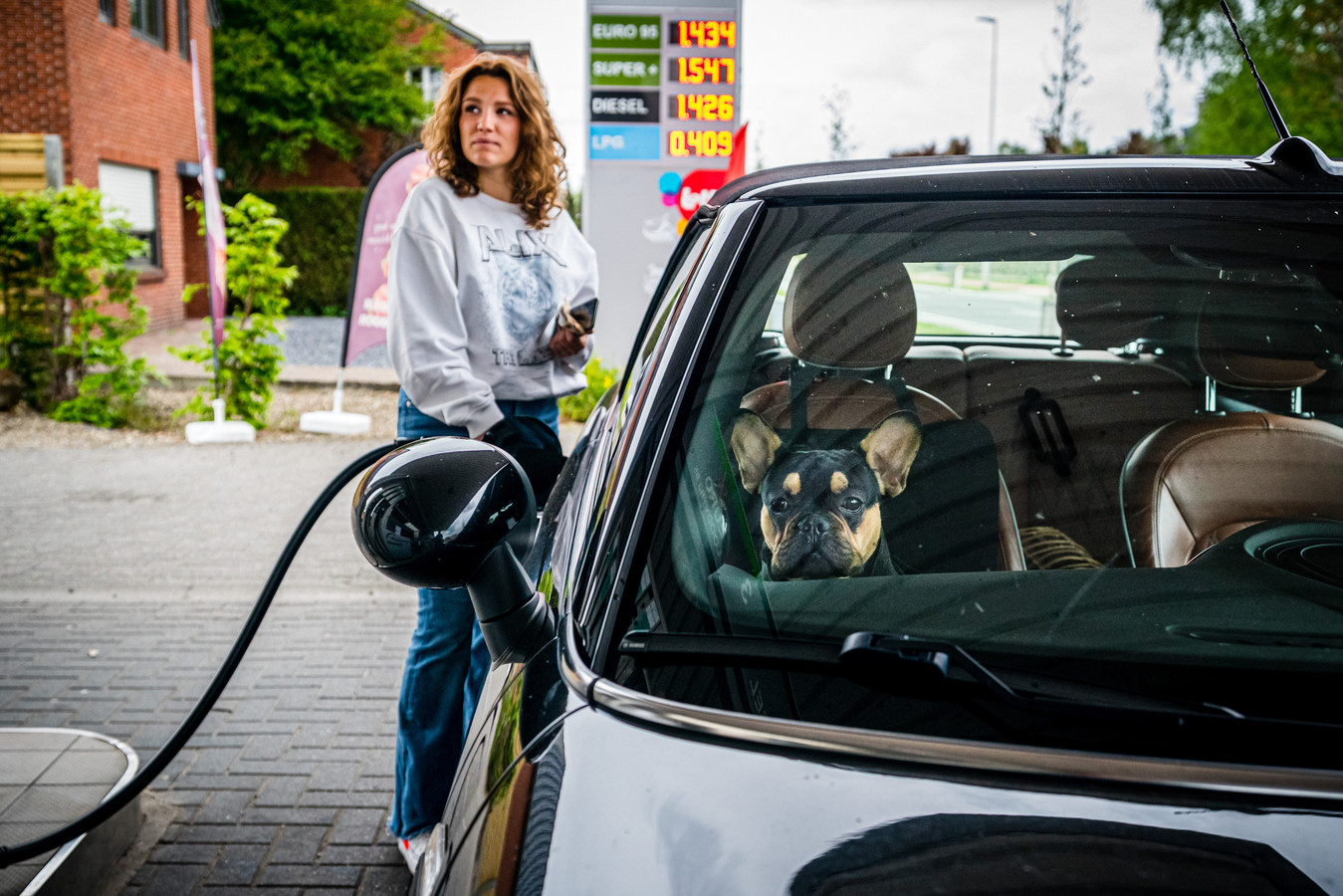 Daling olieprijzen duidelijker te merken aan pomp: prijzen benzine en ...