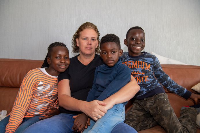 Gini uit Hardenberg na roofoverval op eigen weeshuis in Oeganda: ,,Bang ...