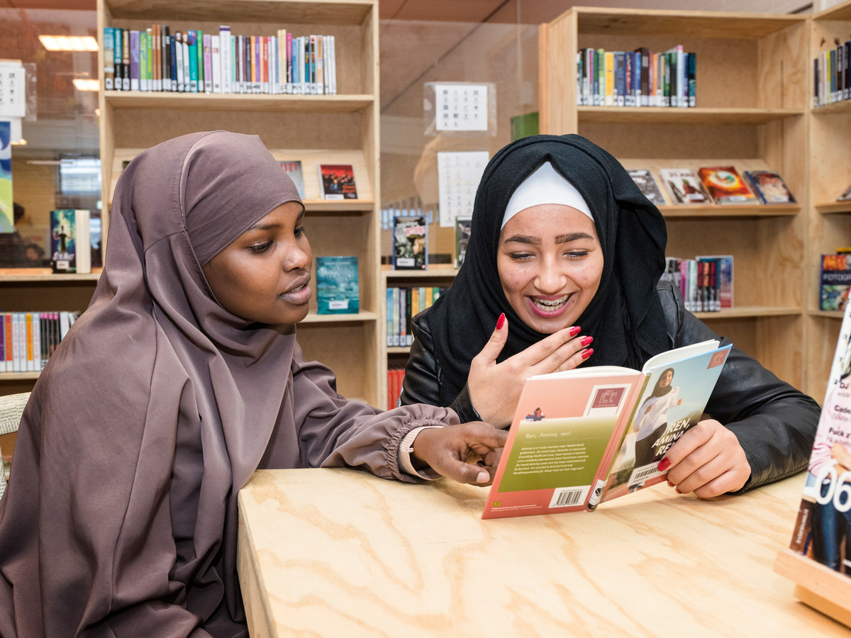 Hoe vluchtelingen leren van een eigen taalbuddy | Foto | AD.nl