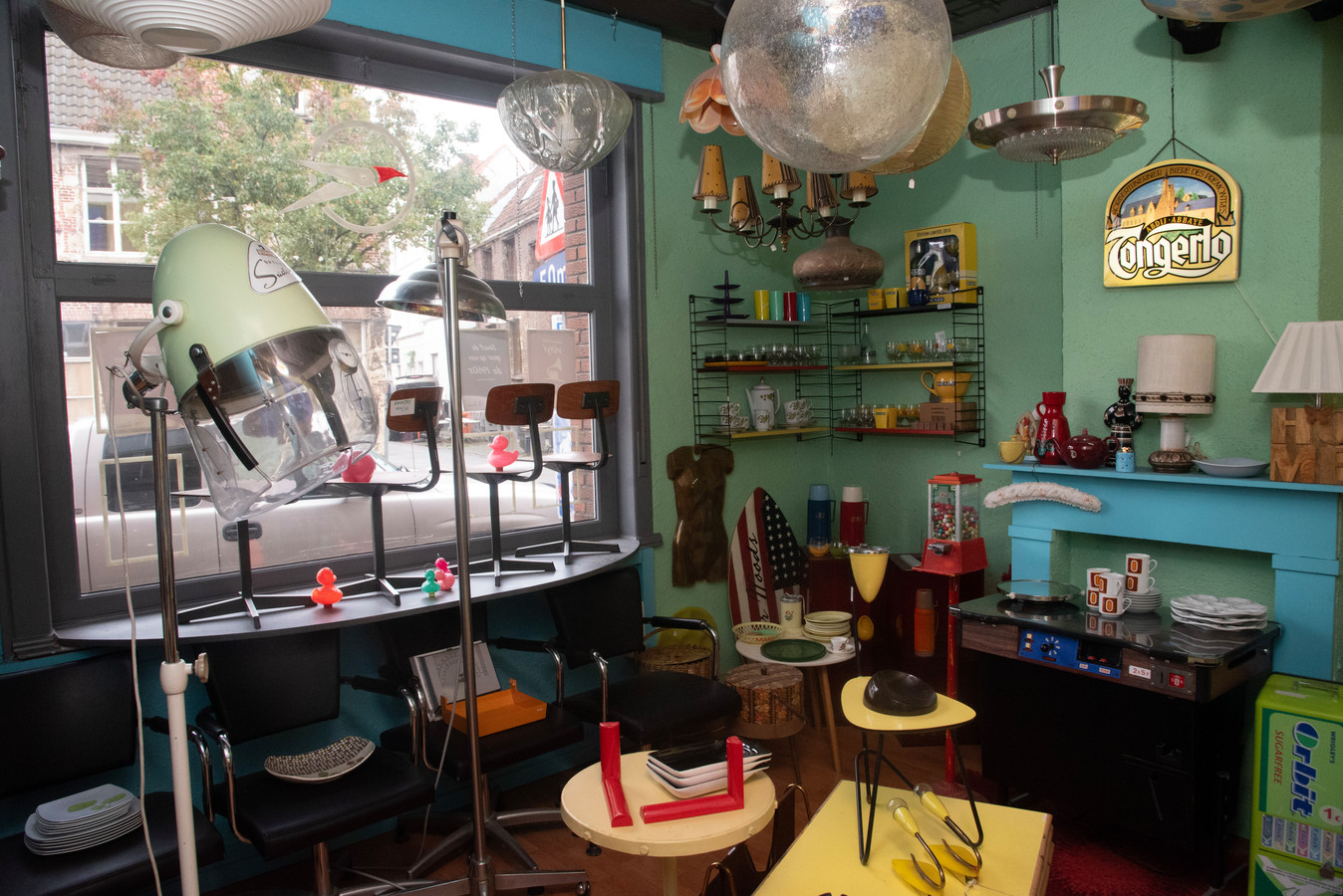 Bekende vintagewinkel Het Tijdreisbureau houdt het na 40 jaar voor ...