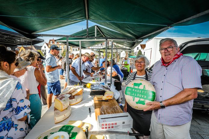 Duizenden bezoekers proeven en kopen op de Kaasmarkt in Brugge: “Ik ben heel trots dat 70% van ...