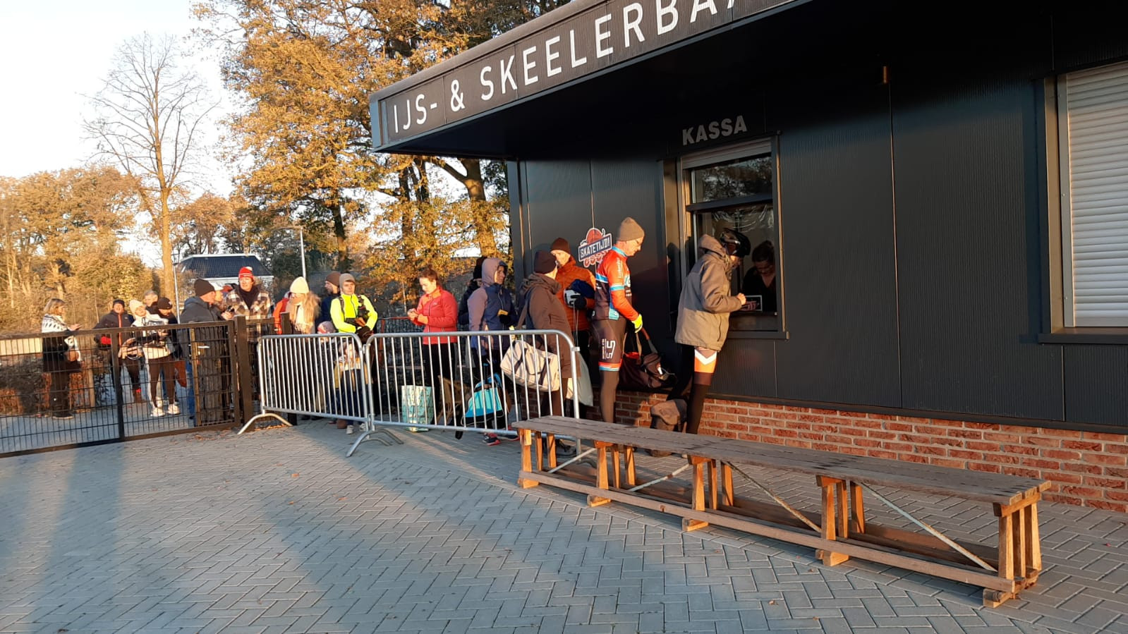 Eerste natuurijsbaan in het land open na ijskoude nacht: ‘Gezellig druk ...