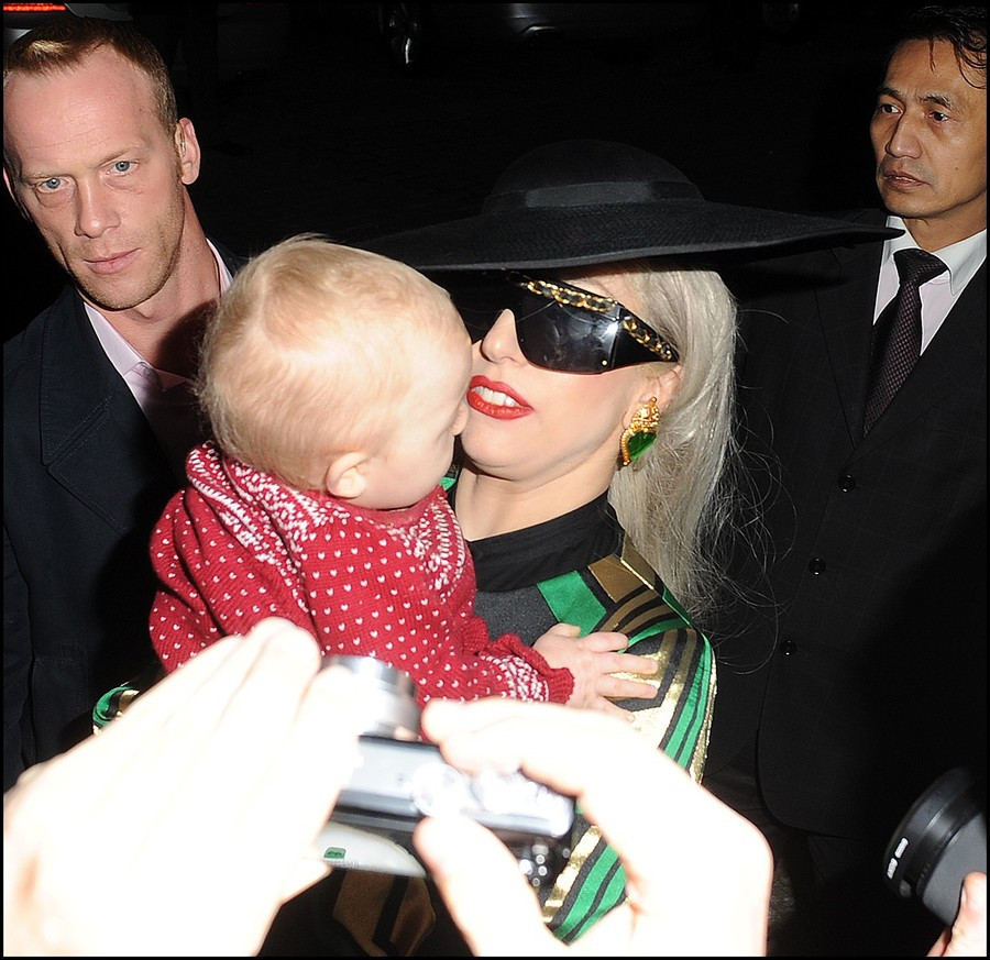 Lady Gaga pose avec un bébé... pas rassuré | Foto | 7sur7.be