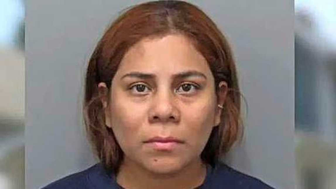 Moeder gaat op vakantie en laat dochtertje alleen thuis: baby van 16 ...