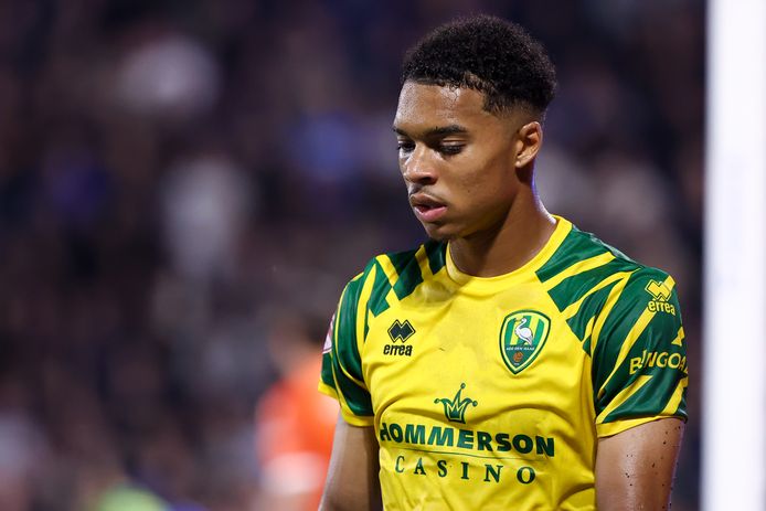 ADO-verdediger Justin Ché is pas 19, maar speelde al bij vijf profclubs ...