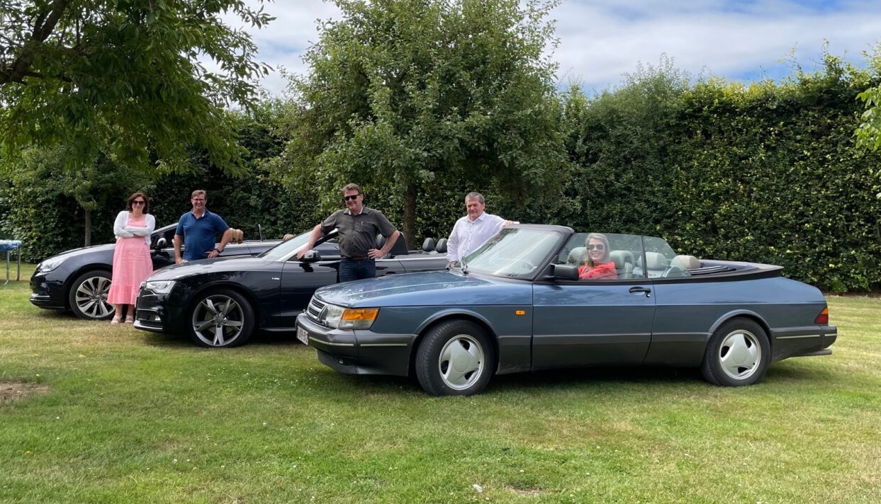 Cabrioclub cruiset door land van Tanneke de heks | Foto | hln.be