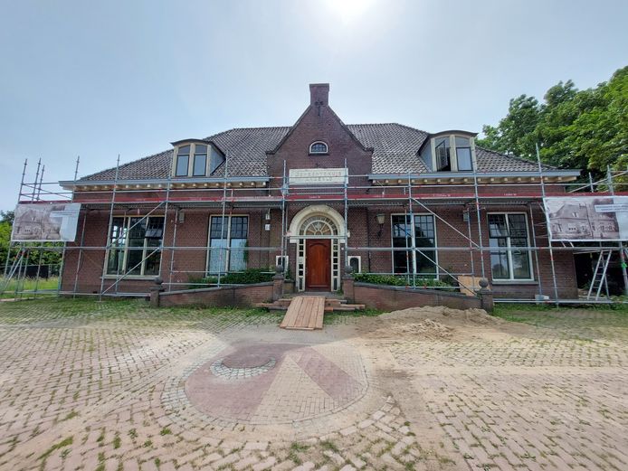 Oude gemeentehuis Angerlo wordt eindelijk in oude glorie hersteld: ‘In ...
