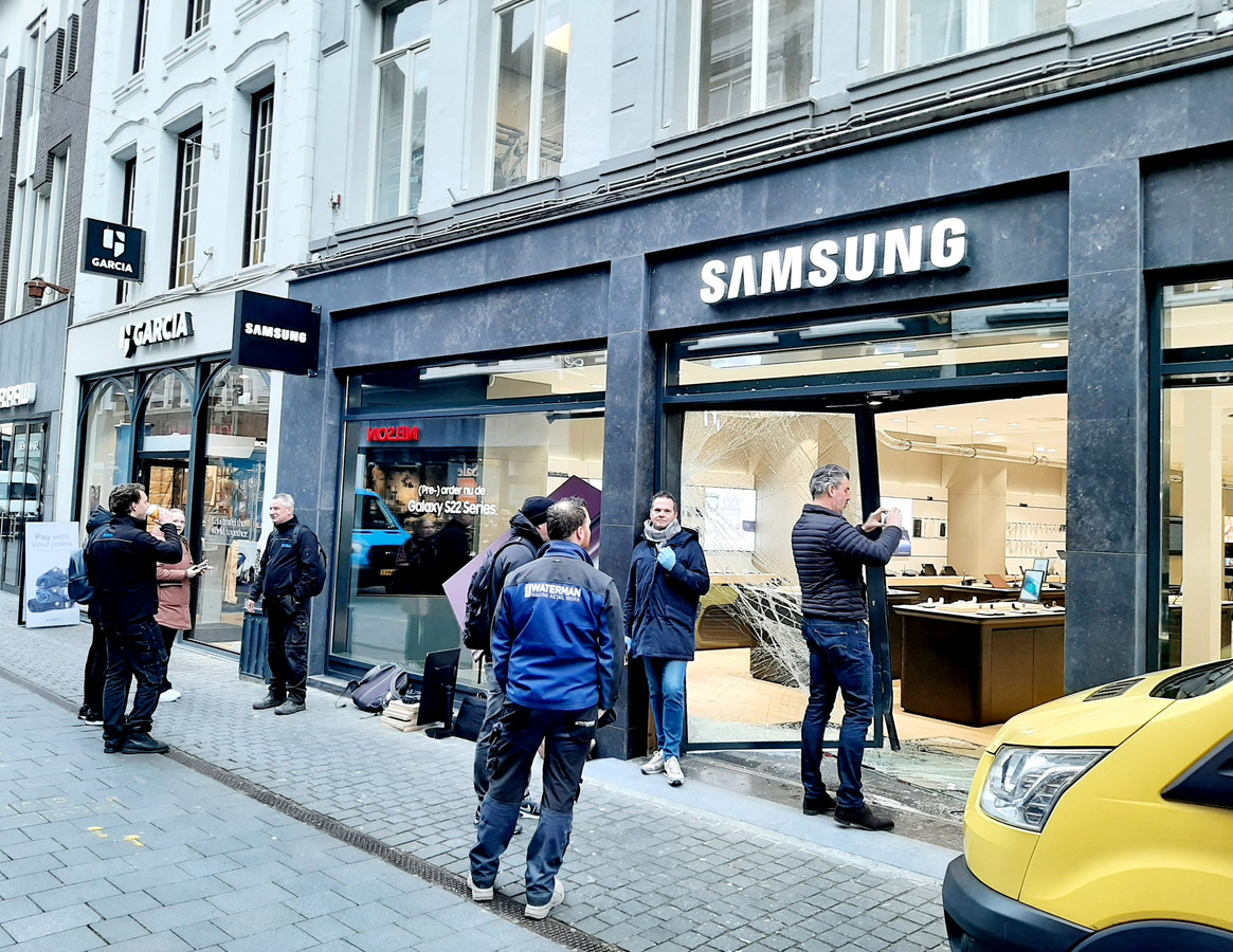 Dubbele ramkraak in centrum Breda zorgt voor ravage bij Samsung en Amac ...