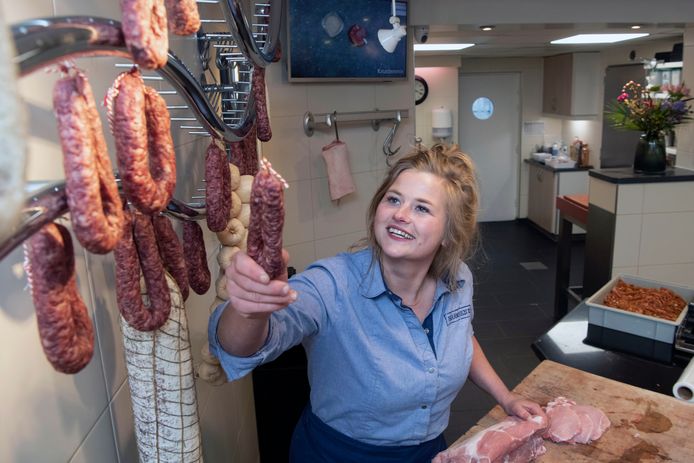 Jepse (25) uit Deventer toverde bestelbusje om tot minicamper voor ...