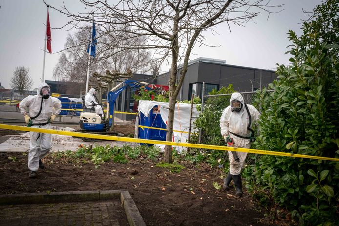 Nog altijd tientallen mannen in witte pakken in Heteren: ‘Toegangswegen ...