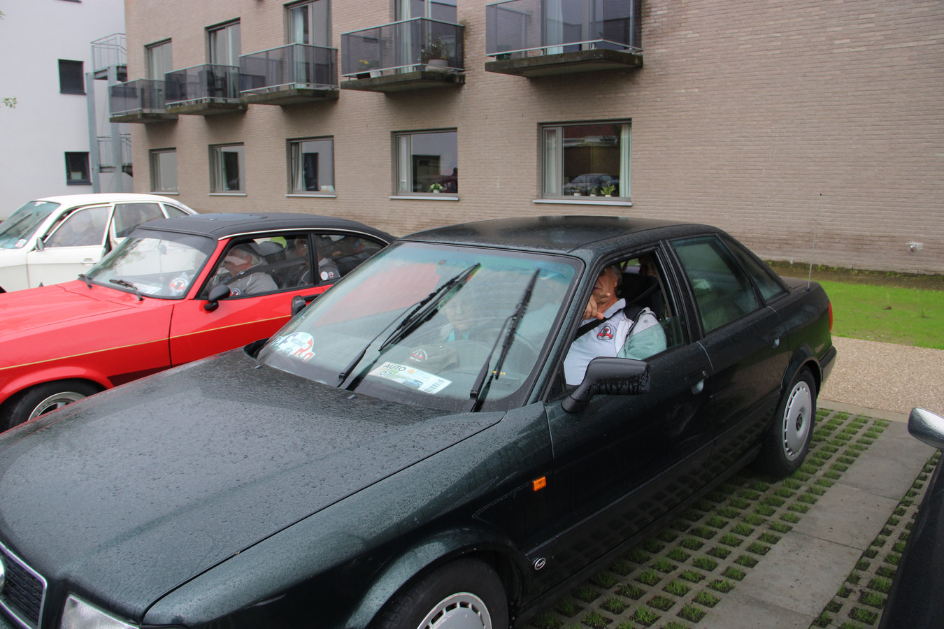 KIJK. Old Car Drivers trakteren Rosa (103) en ander senioren op ritje ...