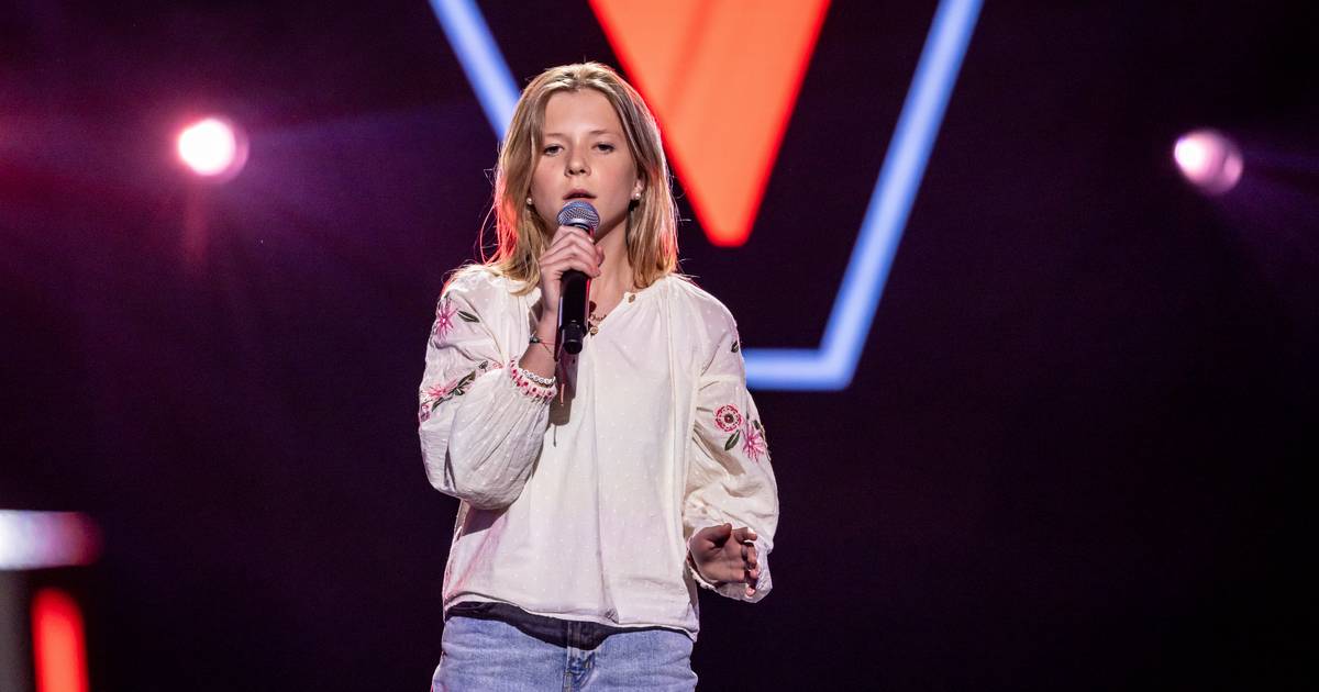 Charlotte (12) zingt ‘It must have been love’ tijdens Blind Auditions ...