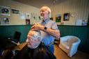 De kapper die eigenlijk geen kapper wilde worden knipt al 71 jaar: ‘Ik ...