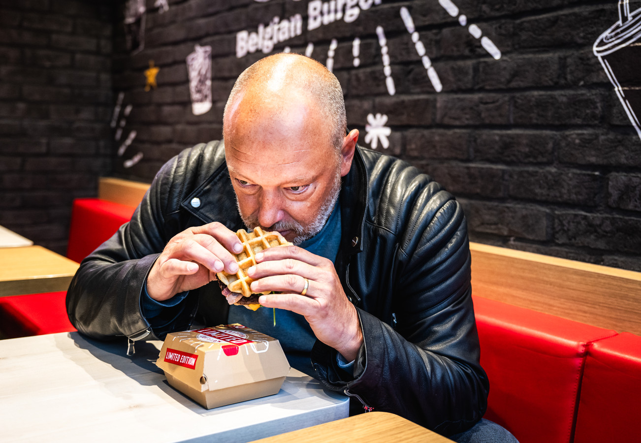 Een hamburger tussen twee Luikse wafels mét mayo-barbecuesaus en spek ...